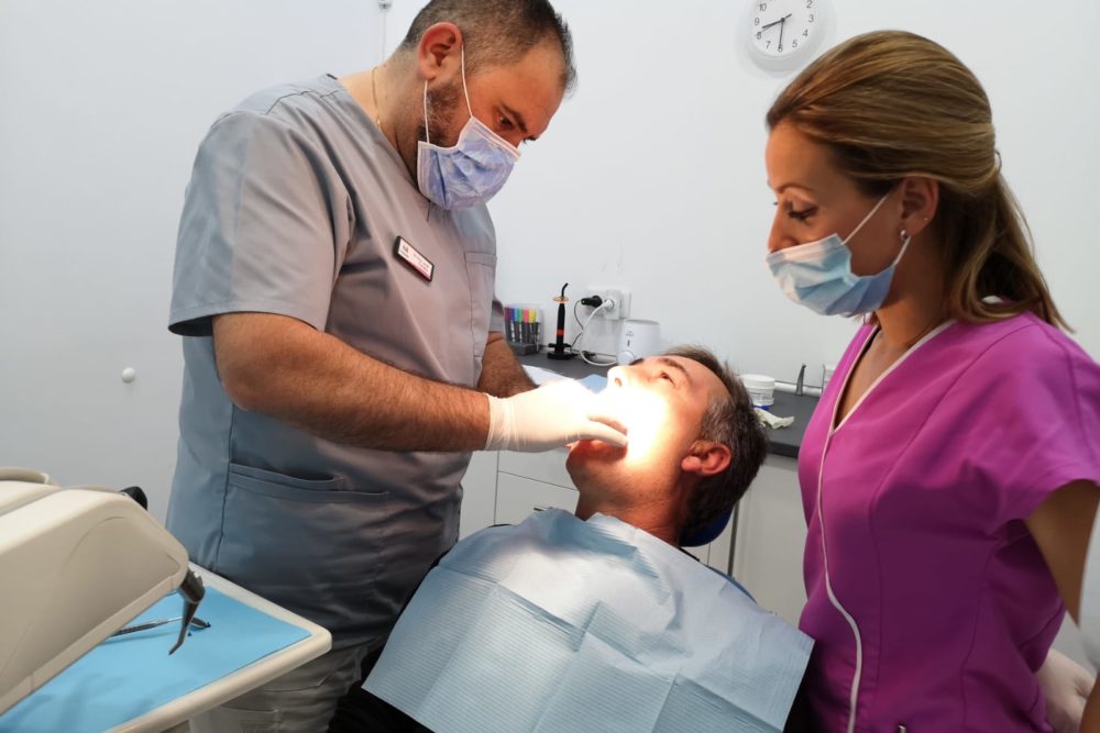 ¿Cuándo es necesario extraer una muela? - Clínica Dental Implantsite